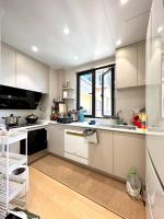 China Modern Modular Lacquer Simple Design Shaker Customized Kitchen Cabinets for sale