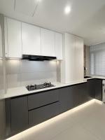 China Custom Make High Gloss Lacquer with Free Handles Modern Kitchen Cabinet for sale
