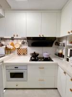 China Custom Make High Gloss Lacquer with Free Handles Modern Kitchen Cabinet for sale