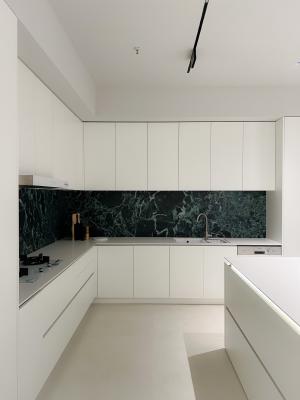China Modern Handleless MDF Kitchen Cabinet Push-To-Open Design for sale