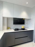 China Modern Handleless MDF Kitchen Cabinet Push-To-Open Design for sale