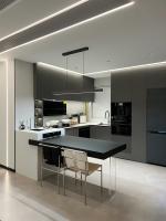 China Modern Handleless MDF Kitchen Cabinet Push-To-Open Design for sale