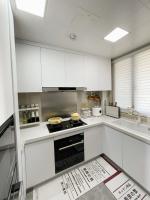 China Modern Kitchen Cabinet with Heat-Resistant Finish for Villas for sale