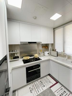 China Modern Kitchen Cabinet with Heat-Resistant Finish for Villas for sale