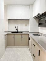 China Custom Modern Kitchen Cabinet with Anti-Fingerprint Pet Film for sale