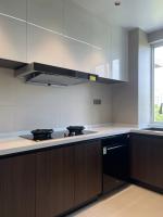 China Modern High Gloss Kitchen Cabinets Featuring Elegant Stainless Steel Hardware for sale