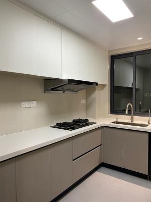 China Modern High Gloss Kitchen Cabinets Featuring Elegant Stainless Steel Hardware for sale