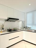 China Modern High Gloss Kitchen Cabinets Featuring Elegant Stainless Steel Hardware for sale