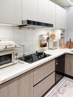China Modern High Gloss Kitchen Cabinets Featuring Elegant Stainless Steel Hardware for sale