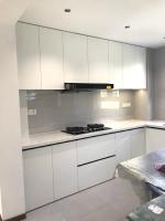 China Modern Kitchen Cabinet with Melamine Plywood Customizable Design for sale