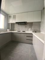 China Modern Kitchen Cabinet with Melamine Plywood Customizable Design for sale