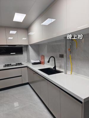 China Modern Kitchen Cabinet with Melamine Finish for Apartments for sale