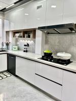 China Modern Kitchen Cabinets with Quartz Countertop and Backsplash for sale