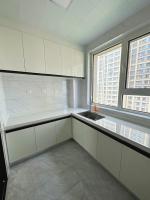 China Modern Kitchen Cabinets with Quartz Countertop and Backsplash for sale
