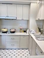 China Modern Kitchen Cabinets with Quartz Countertop and Backsplash for sale