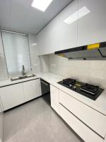 China China Factory Kitchen Cabinets with Glossy Finish and Configurable Layouts for sale