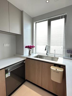 China China Factory Kitchen Cabinets with Glossy Finish and Configurable Layouts for sale