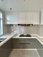 China China Factory Kitchen Cabinets with Glossy Finish and Configurable Layouts for sale