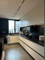 China Modern Kitchen Cabinets Custom Wood Style with Artificial Marble for sale