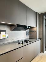 China Modern Kitchen Cabinets Custom Wood Style with Artificial Marble for sale