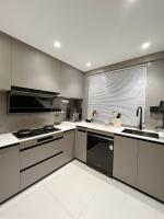 China Modern Kitchen Cabinet with Customized Countertops and Cupboards for sale