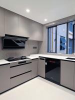 China Modern Wood Kitchen Cabinets with Island Customizable Colors for sale
