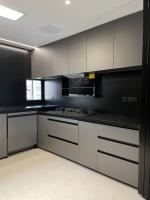 China Modern Wood Kitchen Cabinets with Island Customizable Colors for sale