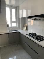 China Modern Wood Kitchen Cabinets with Island Customizable Colors for sale