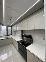 China Modern Kitchen Cabinet with Quartz Countertop and Faucet for sale