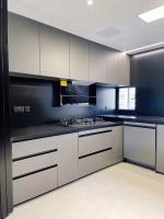 China Modern Kitchen Cabinet with Quartz Countertop and Faucet for sale