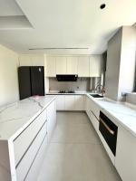 China Modern Kitchen Cabinet with Quartz Countertop and Faucet for sale