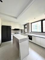 China Modern Kitchen Cabinet with Quartz Countertop and Faucet for sale