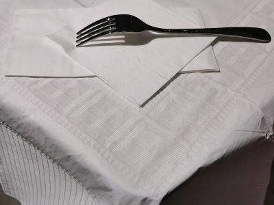China White Disposable Paper Tablecloth 1.37mx2.74m Flexible No Folding for sale