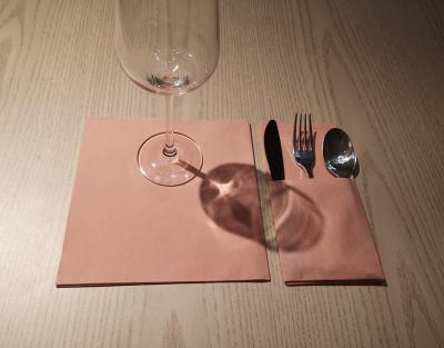 China Pink 40x40cm Airlaid Dinner Napkins 1 Ply 55-70gsm Disposable Party Napkins for sale