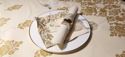 China Disposable 137x180cm Airlaid Tablecloth 16-18gsm PE Film Waterproof Biodegradable for sale