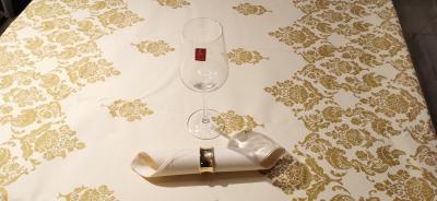 China Biodegradable Waterproof Disposable Table Cover 137x180cm for Party Hotel Banquet Wedding for sale