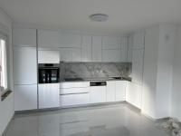 China Classic Modern White Kitchen Cabinets Modular Stainless Steel Customized for sale