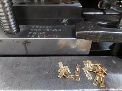 China High-Conductivity Brass Contact Blade – 0.6 mm Precision Stamping | Tight-Tolerance Terminal Plate for PCB, Sensor & Automotive Connectors for sale