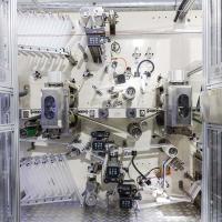 China Intelligent Control Sanitary Pad Making Machine 1200pcs/ min Stable Work for sale