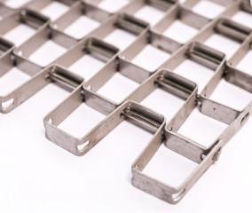 China Galvanized Horseshoe Hinged Stainless Steel Conveyor Belt Wire Net - 0.8-3mm Thickness, 19.05-76.2mm Rod Pitch for sale