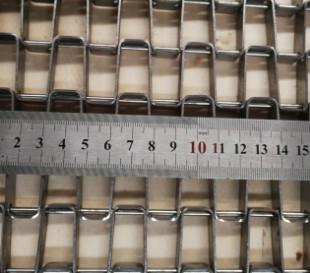 China Stainless Steel Flat Flex Enrobe Conveyor Belt Wire Mesh for Bakery Applications - Custom SS304/SS316 Sizes for sale