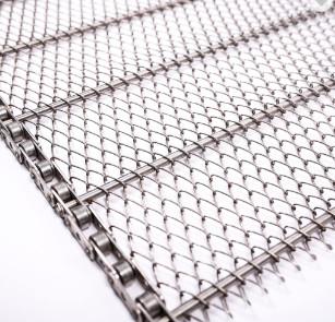 China High Temperature Resistance Chain Drive Flat Flex Belt Wire Mesh Conveyor 1M-2M Width 100-200m Daily Capacity for sale