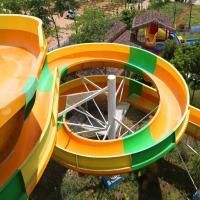 China Fiberglass Spiral Water Slide 8m Height 1.5m Width for Amusement Parks with 500kg Capacity for sale