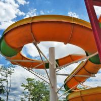China Fiberglass Spiral Water Slide 8m Height 1.5m Width for Amusement Parks with 500kg Capacity for sale