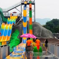 China High-Speed Fiberglass Water Slide 8m Height 65m Length for Amusement Parks with 180 Guests/Hour Capacity for sale