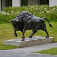 China Custom Bronze Bull Sculpture 150CM for Outdoor Garden Yard Decor for sale