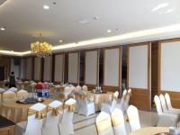 China Soundproof Movable Partition Wall 68mm-105mm Thickness with 52-56dB Acoustic Rating for Banquet Halls for sale