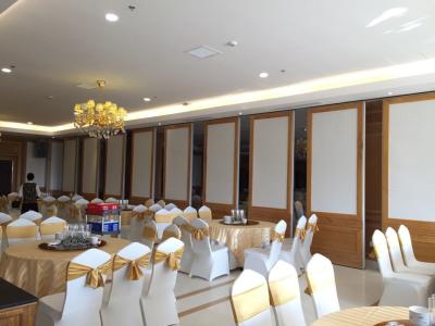 China Soundproof Movable Partition Wall 68mm-105mm Thickness with 52-56dB Acoustic Rating for Banquet Halls for sale