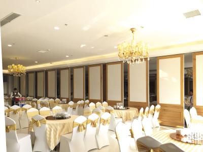 China Acoustic Partition Wall 68-105mm Thickness Soundproofing for Educational Environments for sale