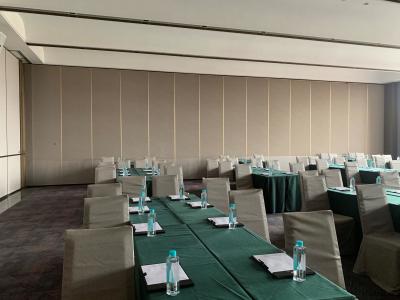 China AE100 Conference Room Movable Partitions with 18M Height and 52/56 dB Sound Reduction for Office Spaces for sale